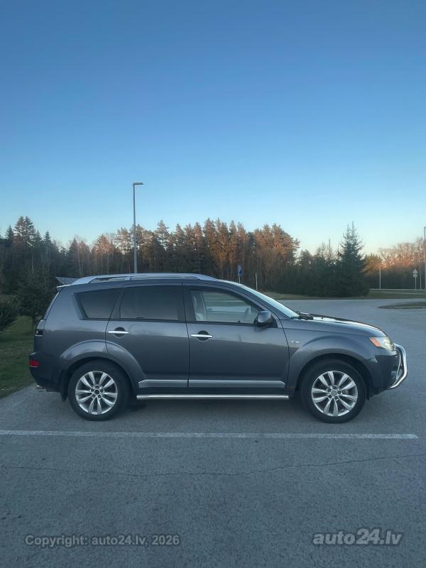 Pelēks Mitsubishi Outlander 2008 Tallina, ar dzinēja tilpumu 2.00 L un nobraukumu 238 tūkst. km par 3799 €, foto 4 vietnē AUTOMOTO.COM.LV