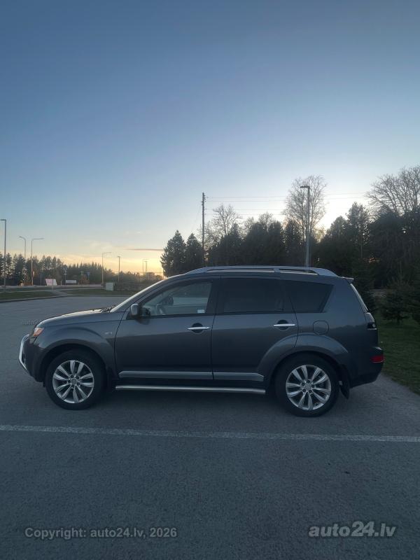 Pelēks Mitsubishi Outlander 2008 Tallina, ar dzinēja tilpumu 2.00 L un nobraukumu 238 tūkst. km par 3799 €, foto 5 vietnē AUTOMOTO.COM.LV