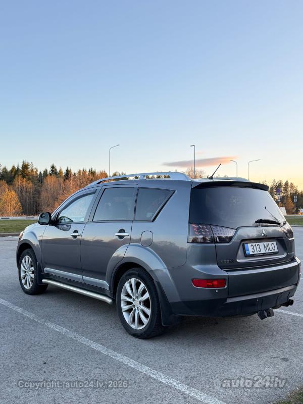 Pelēks Mitsubishi Outlander 2008 Tallina, ar dzinēja tilpumu 2.00 L un nobraukumu 238 tūkst. km par 3799 €, foto 6 vietnē AUTOMOTO.COM.LV
