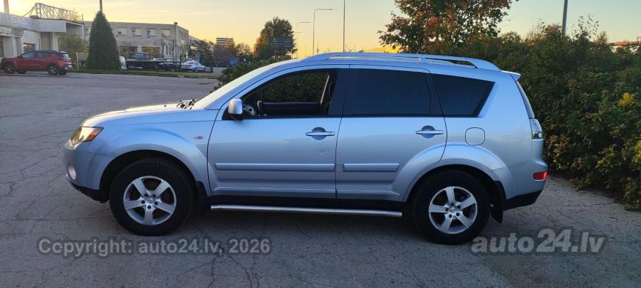 Pelēks Mitsubishi Outlander 2008 Tallina, ar dzinēja tilpumu 2.40 L un nobraukumu 0 tūkst. km par 2600 €, foto 3 vietnē AUTOMOTO.COM.LV