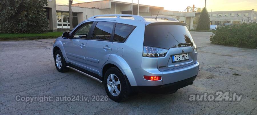 Pelēks Mitsubishi Outlander 2008 Tallina, ar dzinēja tilpumu 2.40 L un nobraukumu 0 tūkst. km par 2600 €, foto 4 vietnē AUTOMOTO.COM.LV