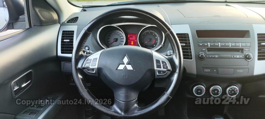 Pelēks Mitsubishi Outlander 2008 Tallina, ar dzinēja tilpumu 2.40 L un nobraukumu 0 tūkst. km par 2600 €, foto 14 vietnē AUTOMOTO.COM.LV