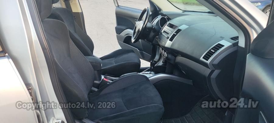 Pelēks Mitsubishi Outlander 2008 Tallina, ar dzinēja tilpumu 2.40 L un nobraukumu 0 tūkst. km par 2600 €, foto 16 vietnē AUTOMOTO.COM.LV