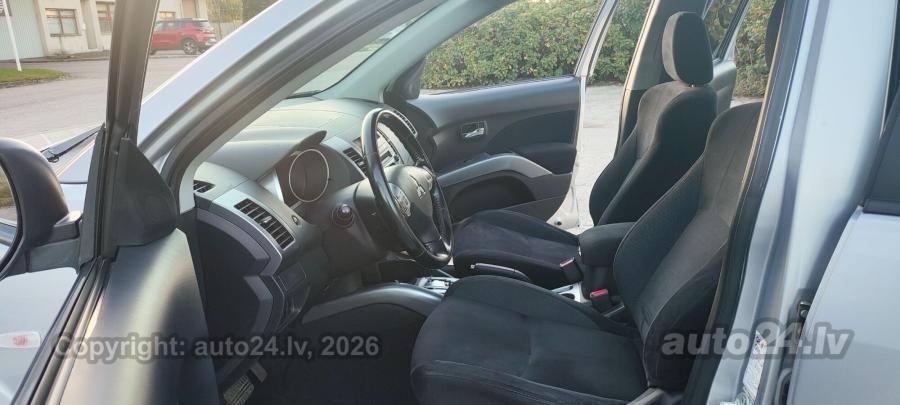 Pelēks Mitsubishi Outlander 2008 Tallina, ar dzinēja tilpumu 2.40 L un nobraukumu 0 tūkst. km par 2600 €, foto 23 vietnē AUTOMOTO.COM.LV