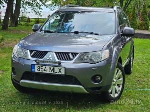 Pelēks Mitsubishi Outlander 2009 Tallina, ar dzinēja tilpumu 2.40 L un nobraukumu 248 tūkst. km par 2488 €, foto  vietnē AUTOMOTO.COM.LV