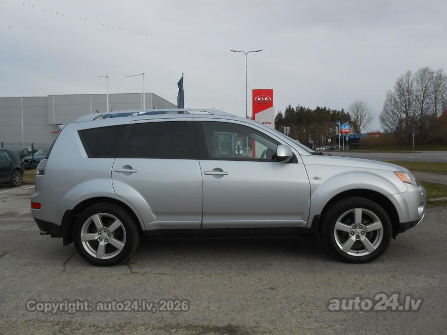 Pelēks Mitsubishi Outlander 2010 Viljandi, ar dzinēja tilpumu 2.00 L un nobraukumu 199 tūkst. km par 6990 €, foto 21 vietnē AUTOMOTO.COM.LV