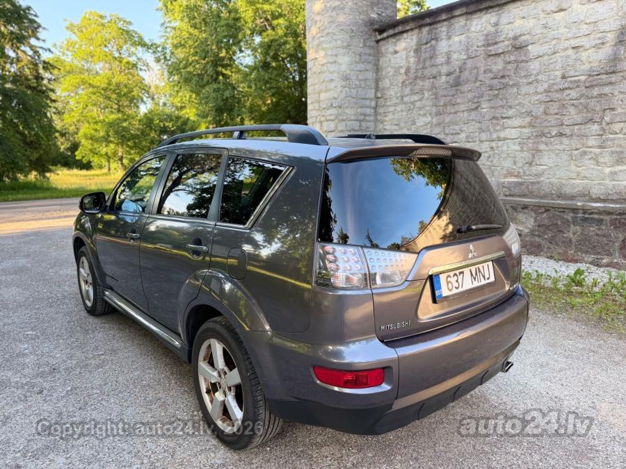 Pelēks Mitsubishi Outlander 2010 Tallina, ar dzinēja tilpumu 2.40 L un nobraukumu 200 tūkst. km par 4700 €, foto 4 vietnē AUTOMOTO.COM.LV