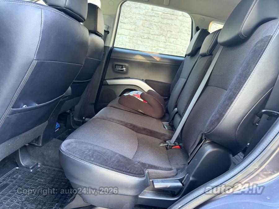 Pelēks Mitsubishi Outlander 2010 Tallina, ar dzinēja tilpumu 2.40 L un nobraukumu 200 tūkst. km par 4700 €, foto 10 vietnē AUTOMOTO.COM.LV