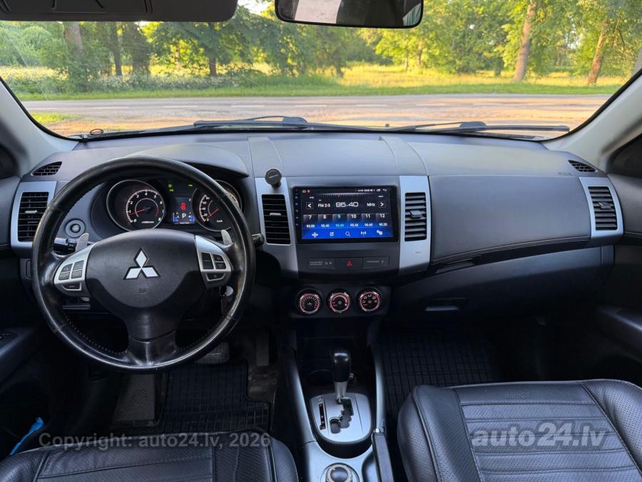 Pelēks Mitsubishi Outlander 2010 Tallina, ar dzinēja tilpumu 2.40 L un nobraukumu 200 tūkst. km par 4700 €, foto 12 vietnē AUTOMOTO.COM.LV