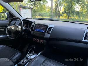 Pelēks Mitsubishi Outlander 2010 Tallina, ar dzinēja tilpumu 2.40 L un nobraukumu 200 tūkst. km par 4700 €, foto 13 vietnē AUTOMOTO.COM.LV