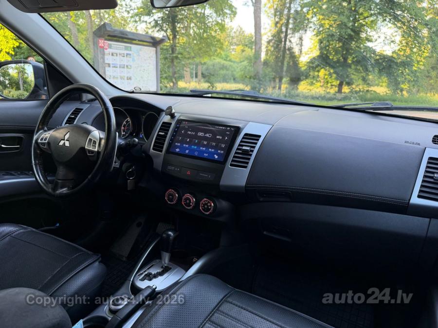 Pelēks Mitsubishi Outlander 2010 Tallina, ar dzinēja tilpumu 2.40 L un nobraukumu 200 tūkst. km par 4700 €, foto 13 vietnē AUTOMOTO.COM.LV
