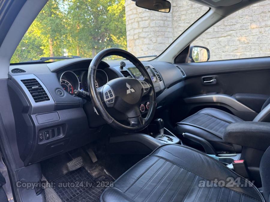 Pelēks Mitsubishi Outlander 2010 Tallina, ar dzinēja tilpumu 2.40 L un nobraukumu 200 tūkst. km par 4700 €, foto 16 vietnē AUTOMOTO.COM.LV