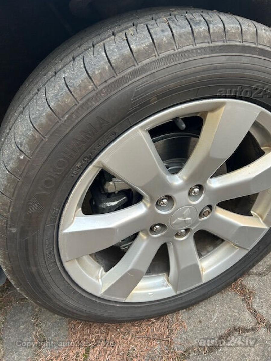 Pelēks Mitsubishi Outlander 2012 Tallina, ar dzinēja tilpumu 2.40 L un nobraukumu 233 tūkst. km par 5690 €, foto 9 vietnē AUTOMOTO.COM.LV