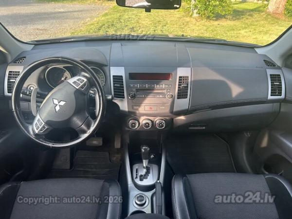 Grey Mitsubishi Outlander 2012 in Tallinn, with an engine capacity of 2.40 L and mileage of 233 thousand km for 5690 €, photo 9 on AUTOMOTO.COM.LV