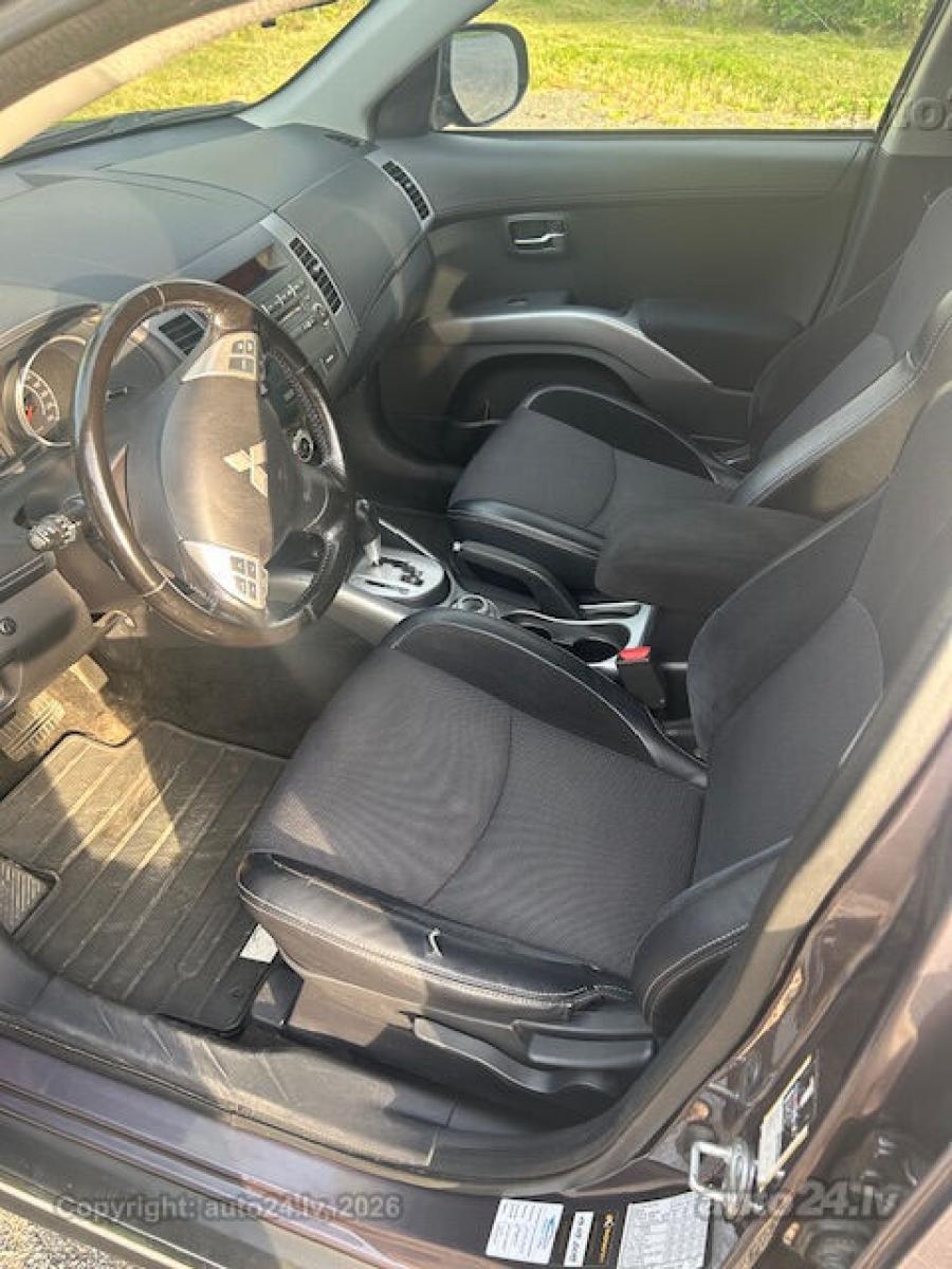 Pelēks Mitsubishi Outlander 2012 Tallina, ar dzinēja tilpumu 2.40 L un nobraukumu 233 tūkst. km par 5690 €, foto 12 vietnē AUTOMOTO.COM.LV