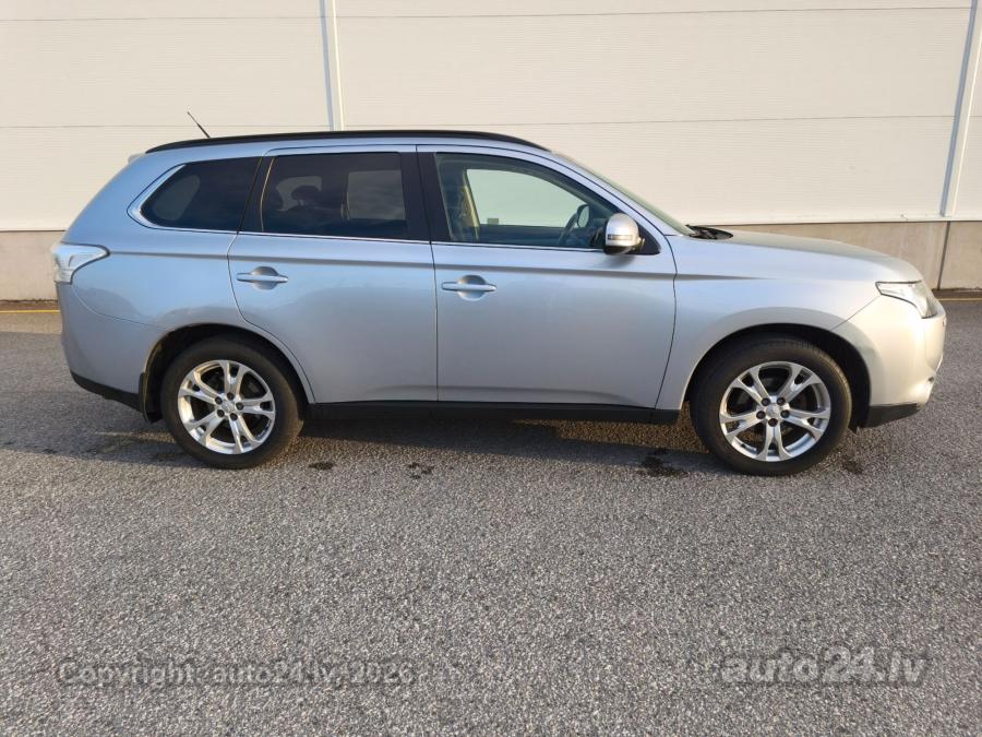 Pelēks Mitsubishi Outlander 2014 Valga, ar dzinēja tilpumu 2.30 L un nobraukumu 207 tūkst. km par 9900 €, foto 3 vietnē AUTOMOTO.COM.LV