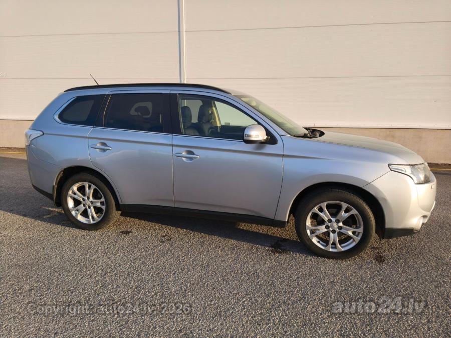 Pelēks Mitsubishi Outlander 2014 Valga, ar dzinēja tilpumu 2.30 L un nobraukumu 207 tūkst. km par 9900 €, foto 10 vietnē AUTOMOTO.COM.LV