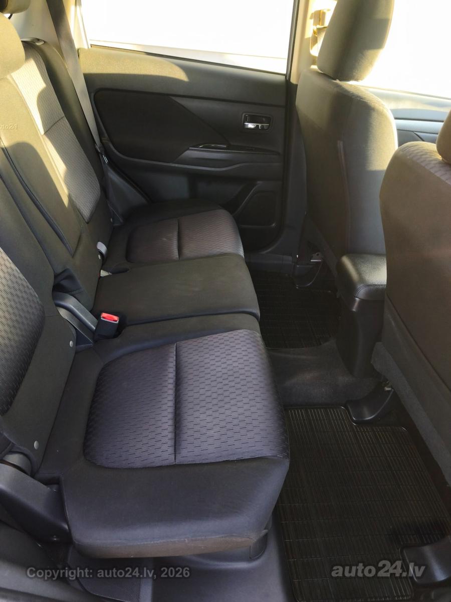 Pelēks Mitsubishi Outlander 2014 Valga, ar dzinēja tilpumu 2.30 L un nobraukumu 207 tūkst. km par 9900 €, foto 11 vietnē AUTOMOTO.COM.LV