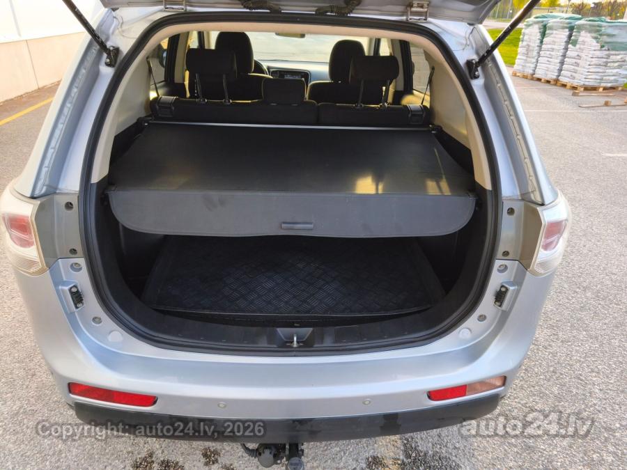Pelēks Mitsubishi Outlander 2014 Valga, ar dzinēja tilpumu 2.30 L un nobraukumu 207 tūkst. km par 9900 €, foto 14 vietnē AUTOMOTO.COM.LV