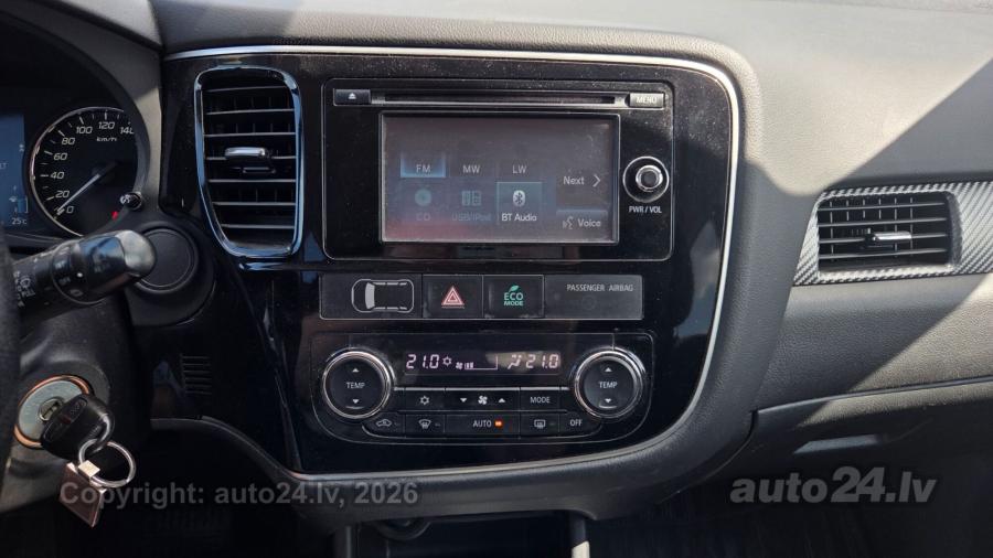 Pelēks Mitsubishi Outlander 2014 Tallina, ar dzinēja tilpumu 2.00 L un nobraukumu 280 tūkst. km par 5990 €, foto 13 vietnē AUTOMOTO.COM.LV