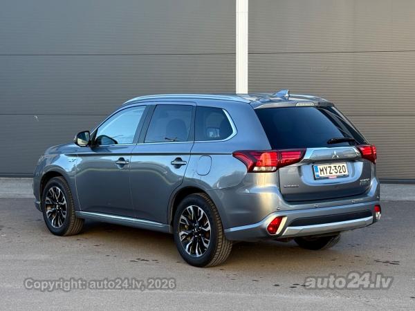 Grey Mitsubishi Outlander 2015 in Tallinn, with an engine capacity of 2.00 L and mileage of 172 thousand km for 9990 €, photo 4 on AUTOMOTO.COM.LV