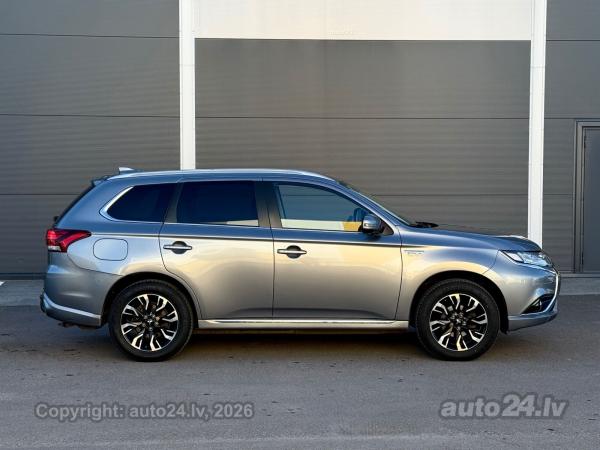 Grey Mitsubishi Outlander 2015 in Tallinn, with an engine capacity of 2.00 L and mileage of 172 thousand km for 9990 €, photo 7 on AUTOMOTO.COM.LV