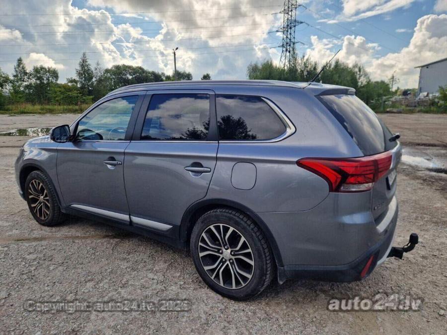 Pelēks Mitsubishi Outlander 2016 Tallina, ar dzinēja tilpumu 2.30 L un nobraukumu 215 tūkst. km par 10990 €, foto 4 vietnē AUTOMOTO.COM.LV