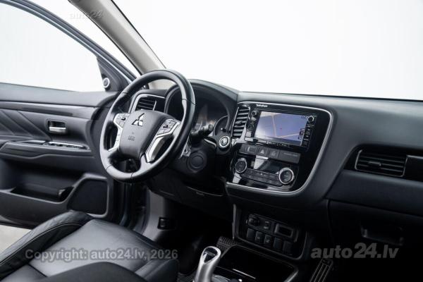 Grey Mitsubishi Outlander 2016 in Tallinn, with an engine capacity of 2.00 L and mileage of 183 thousand km for 13499 €, photo 11 on AUTOMOTO.COM.LV