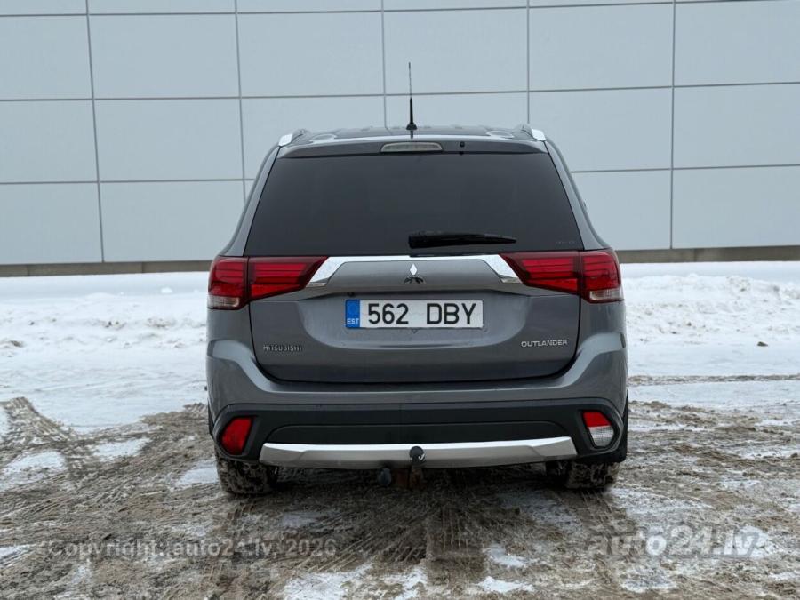 Grey Mitsubishi Outlander 2016 in Tartu, with an engine capacity of 2.30 L and mileage of 202 thousand km for 9500 €, photo 5 on AUTOMOTO.COM.LV