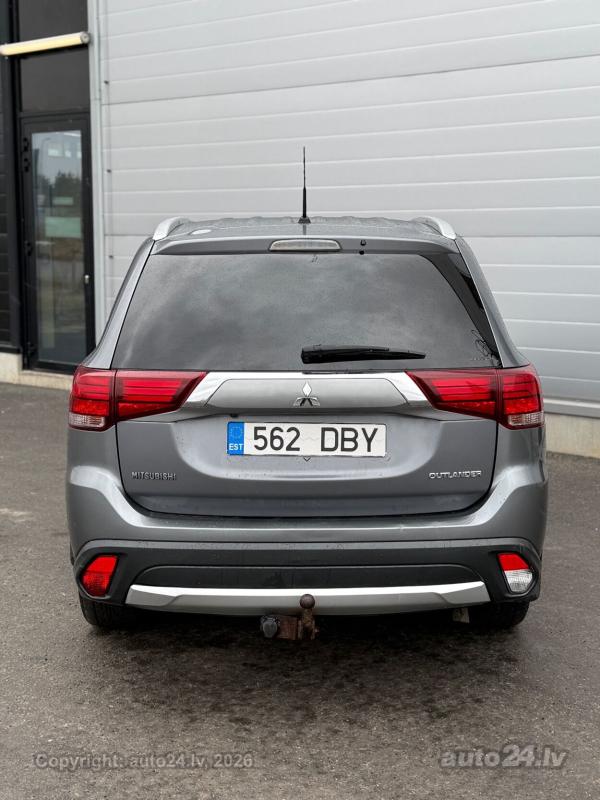 Grey Mitsubishi Outlander 2016 in Tartu, with an engine capacity of 2.30 L and mileage of 200 thousand km for 9200 €, photo 5 on AUTOMOTO.COM.LV