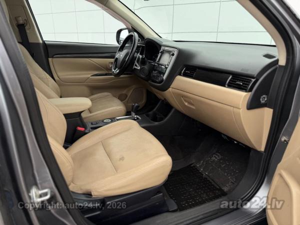 Grey Mitsubishi Outlander 2016 in Tartu, with an engine capacity of 2.30 L and mileage of 200 thousand km for 9200 €, photo 11 on AUTOMOTO.COM.LV