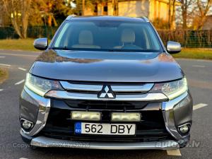 Pelēks Mitsubishi Outlander 2016 Tallina, ar dzinēja tilpumu 2.30 L un nobraukumu 202 tūkst. km par 9990 €, foto 3 vietnē AUTOMOTO.COM.LV