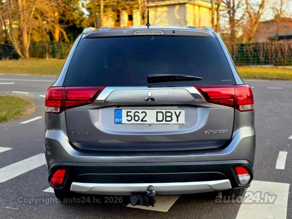 Grey Mitsubishi Outlander 2016 in Tallinn, with an engine capacity of 2.30 L and mileage of 202 thousand km for 9990 €, photo 5 on AUTOMOTO.COM.LV