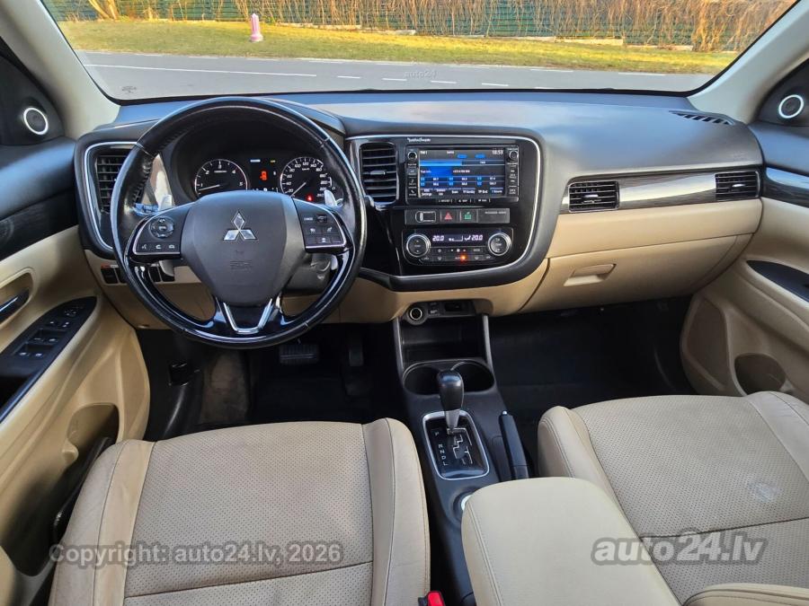 Pelēks Mitsubishi Outlander 2016 Tallina, ar dzinēja tilpumu 2.30 L un nobraukumu 202 tūkst. km par 9990 €, foto 8 vietnē AUTOMOTO.COM.LV