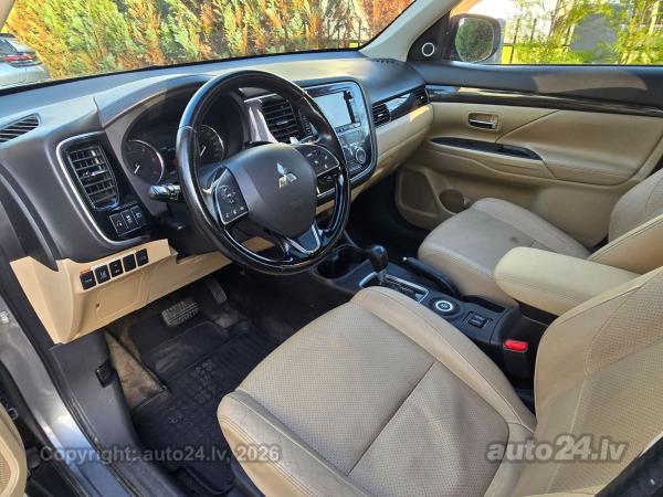 Grey Mitsubishi Outlander 2016 in Tallinn, with an engine capacity of 2.30 L and mileage of 202 thousand km for 9990 €, photo 8 on AUTOMOTO.COM.LV