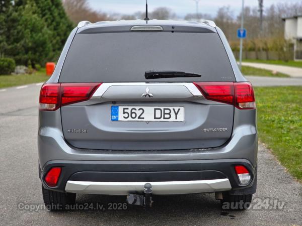 Pelēks Mitsubishi Outlander 2016 Tallina, ar dzinēja tilpumu 2.30 L un nobraukumu 202 tūkst. km par 9790 €, foto 5 vietnē AUTOMOTO.COM.LV