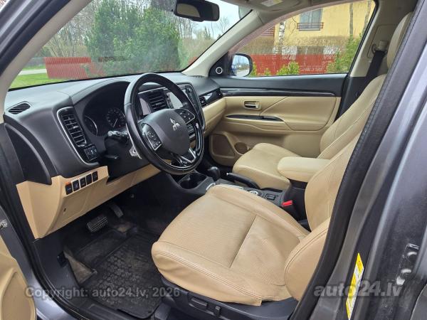 Pelēks Mitsubishi Outlander 2016 Tallina, ar dzinēja tilpumu 2.30 L un nobraukumu 202 tūkst. km par 9790 €, foto 8 vietnē AUTOMOTO.COM.LV