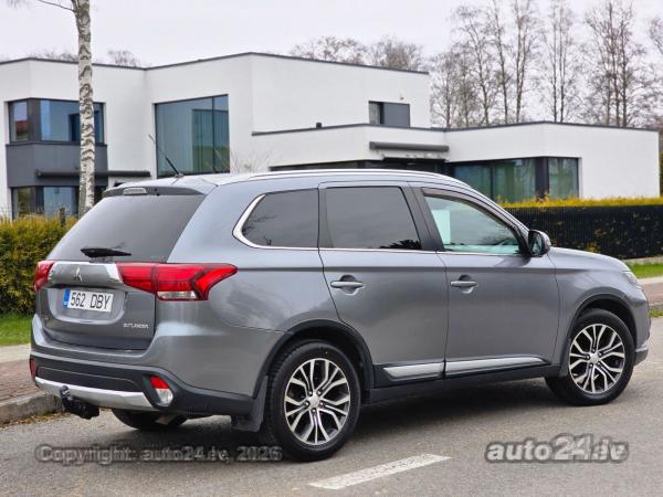 Grey Mitsubishi Outlander 2016 in Tallinn, with an engine capacity of 2.30 L and mileage of 198 thousand km for 9990 €, photo 6 on AUTOMOTO.COM.LV