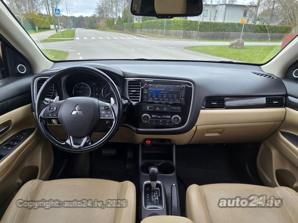 Grey Mitsubishi Outlander 2016 in Tallinn, with an engine capacity of 2.30 L and mileage of 198 thousand km for 9990 €, photo 7 on AUTOMOTO.COM.LV