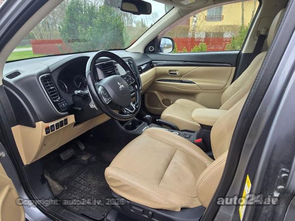 Grey Mitsubishi Outlander 2016 in Tallinn, with an engine capacity of 2.30 L and mileage of 198 thousand km for 9990 €, photo 8 on AUTOMOTO.COM.LV