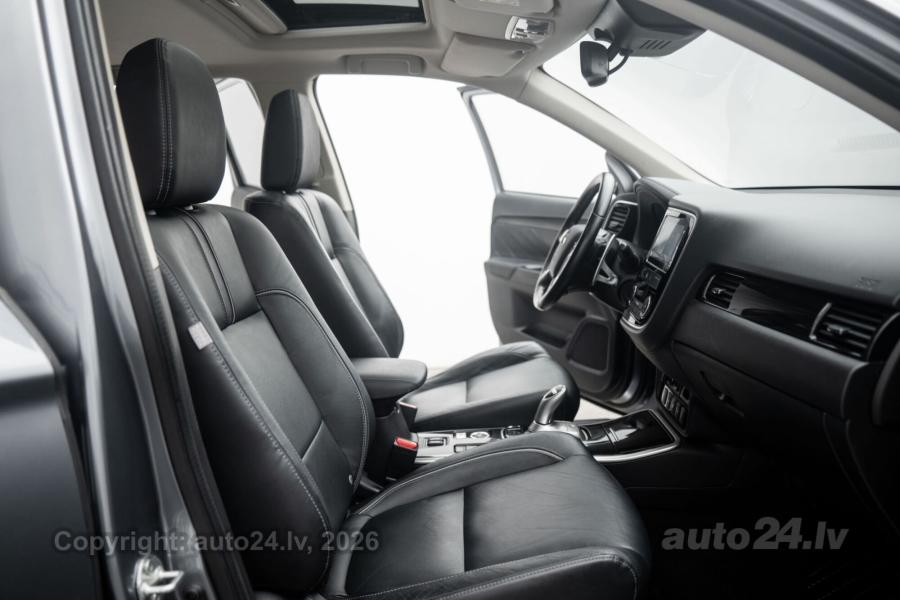 Grey Mitsubishi Outlander 2017 in Tallinn, with an engine capacity of 2.00 L and mileage of 191 thousand km for 11999 €, photo 12 on AUTOMOTO.COM.LV