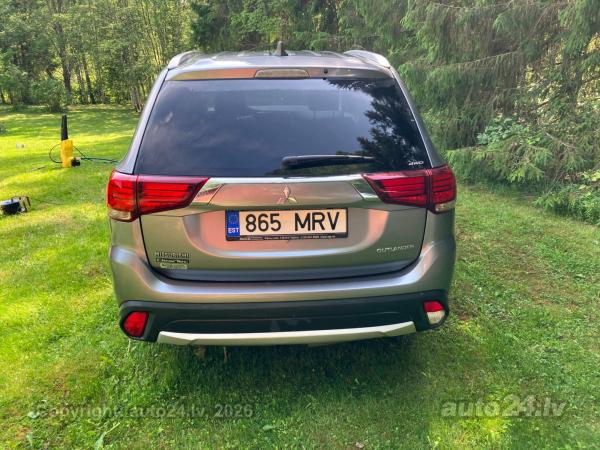 Grey Mitsubishi Outlander 2018 in Tallinn, with an engine capacity of 2.00 L and mileage of 144 thousand km for 15999 €, photo 4 on AUTOMOTO.COM.LV