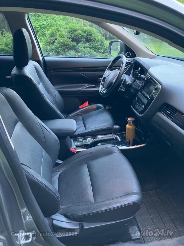 Grey Mitsubishi Outlander 2018 in Tallinn, with an engine capacity of 2.00 L and mileage of 144 thousand km for 15999 €, photo 7 on AUTOMOTO.COM.LV