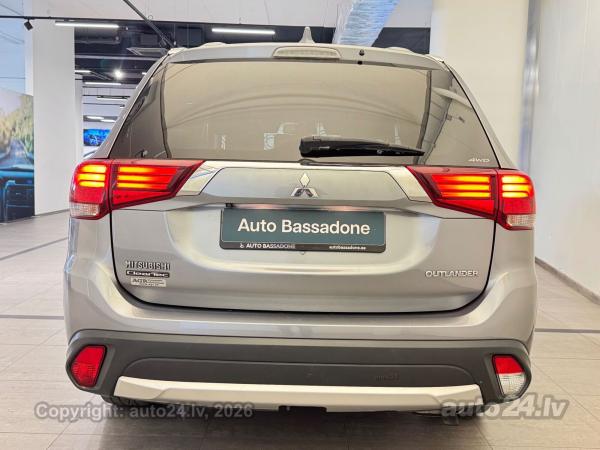 Pelēks Mitsubishi Outlander 2018 Tallina, ar dzinēja tilpumu 2.00 L un nobraukumu 147 tūkst. km par 14900 €, foto 5 vietnē AUTOMOTO.COM.LV