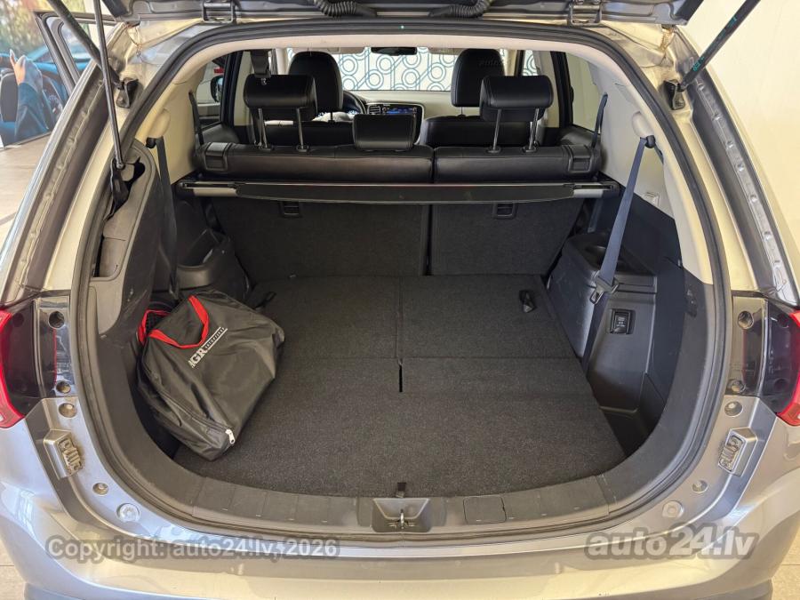 Pelēks Mitsubishi Outlander 2018 Tallina, ar dzinēja tilpumu 2.00 L un nobraukumu 147 tūkst. km par 14900 €, foto 7 vietnē AUTOMOTO.COM.LV