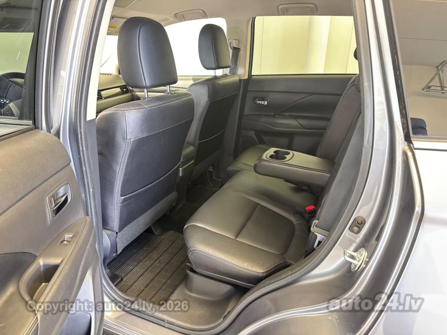 Pelēks Mitsubishi Outlander 2018 Tallina, ar dzinēja tilpumu 2.00 L un nobraukumu 147 tūkst. km par 14900 €, foto 23 vietnē AUTOMOTO.COM.LV