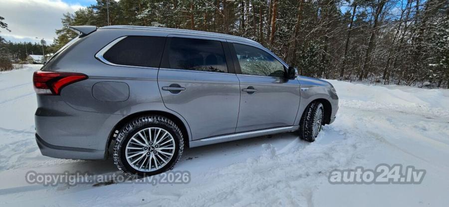 Grey Mitsubishi Outlander 2020 in Tallinn, with an engine capacity of 2.40 L and mileage of 84 thousand km for 24000 €, photo 3 on AUTOMOTO.COM.LV