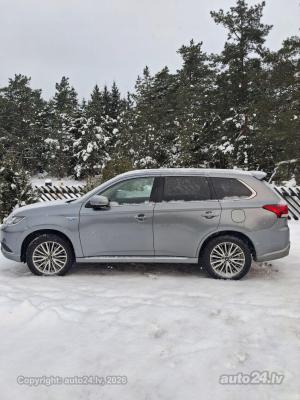 Grey Mitsubishi Outlander 2021 in Tallinn, with an engine capacity of 2.40 L and mileage of 233 thousand km for 18900 €, photo 3 on AUTOMOTO.COM.LV