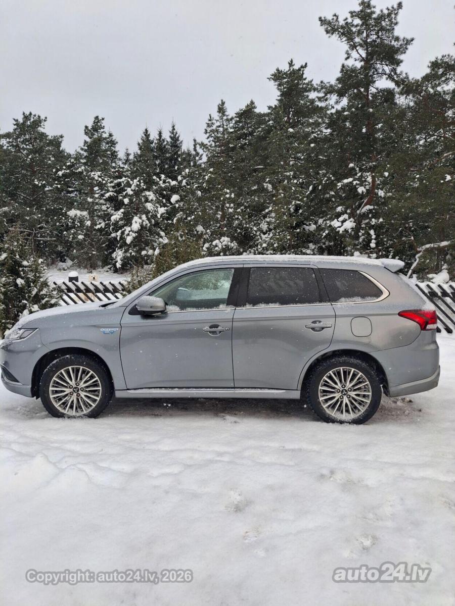 Grey Mitsubishi Outlander 2021 in Tallinn, with an engine capacity of 2.40 L and mileage of 233 thousand km for 18900 €, photo 3 on AUTOMOTO.COM.LV