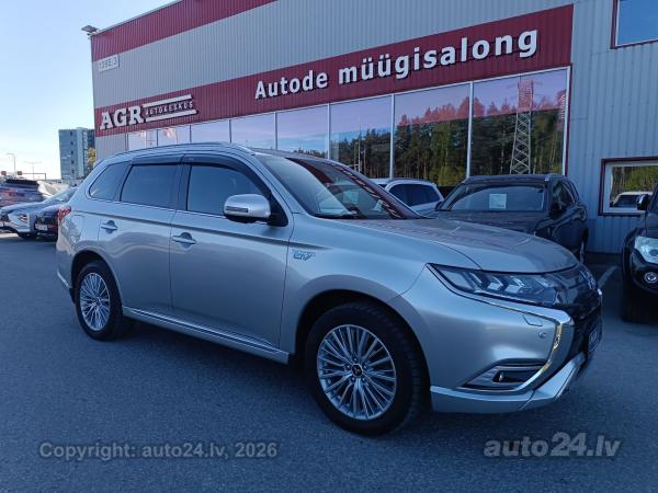 Pelēks Mitsubishi Outlander 2021 Tallina, ar dzinēja tilpumu 2.40 L un nobraukumu 65 tūkst. km par 26890 €, foto  vietnē AUTOMOTO.COM.LV